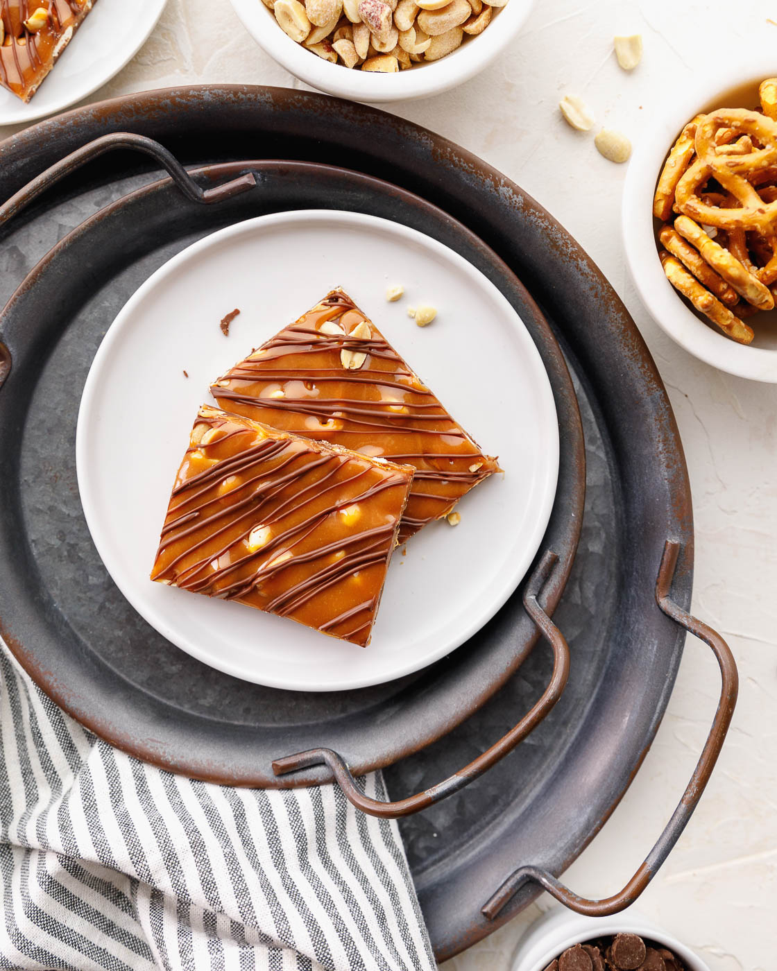 No bake Caramel Pretzel Crack Bars - Sweet Fix Baker